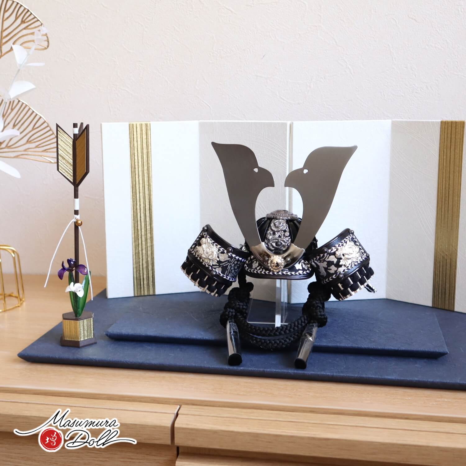 新作 唐草 漆黒兜 透き漆 合鉢 共吹き返し 大鍬形 兜 二曲一双 金ライン 一本矢クリアフラワーアヤメ 10002701 ひな人形 五月人形 ...